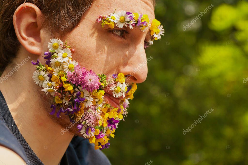 En medio del verde, la característica única de una pelirroja: una cara ...
