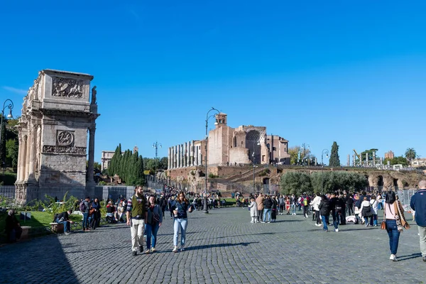 Roma, Lacio - Italia - 23-11-2022: Muchos turistas en una plaza de Roma ...
