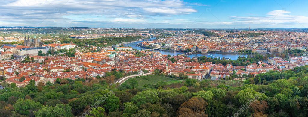 Vista aérea panorámica de Praga con todos los principales lugares de ...