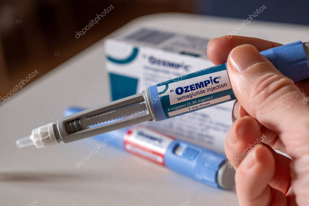 Montreal, CA - 25 de noviembre de 2023: Pluma de inyección de ...