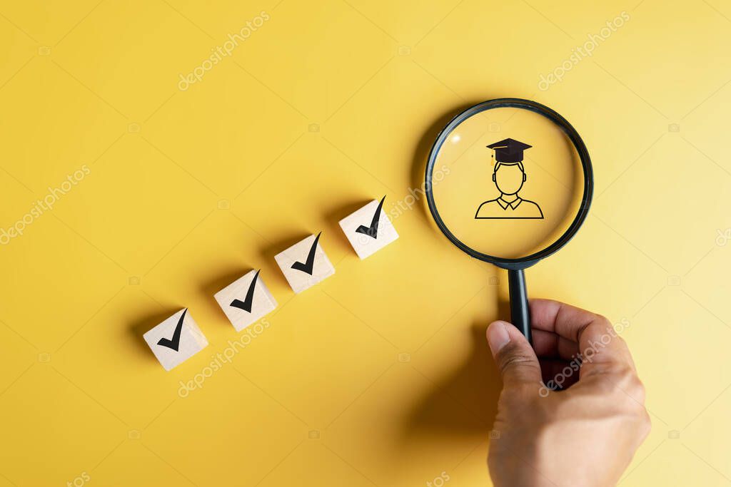 Pasos de la educación que conducen a la meta de éxito. Dar pasos ...