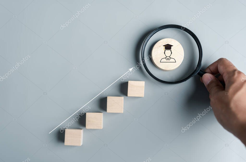 Pasos de la educación que conducen a la meta de éxito. Dar pasos ...