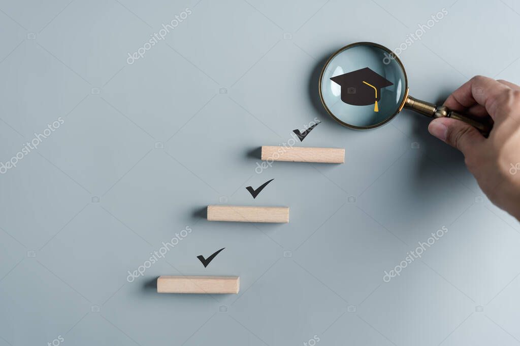 Pasos de la educación que conducen a la meta de éxito. Dar pasos ...