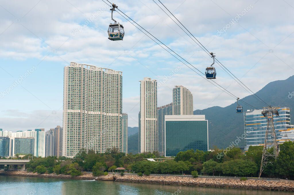 Teleférico de la estación de Tung Chung a la aldea de Ngong Ping, isla ...