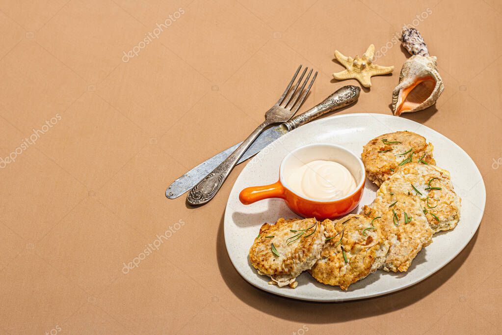 Filete de merluza frito en masa. Salsa, romero fresco. Concepto ...
