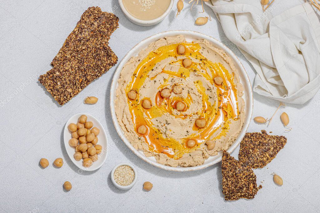 Hummus con aceite de oliva y pan crujiente. Ingrediente indispensable ...