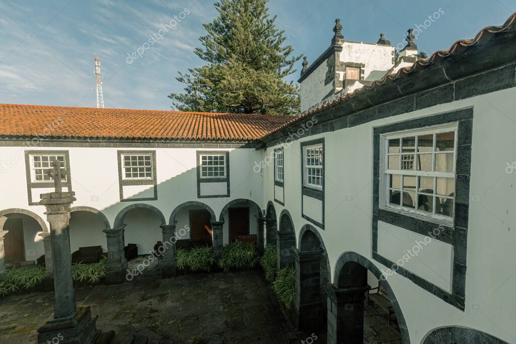Patio interno de Pousada do Pico Albergue juvenil realizado en el ...