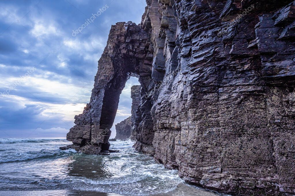 Arcos rocosos naturales Playa de las catedrales en Ribadeo, Galicia ...