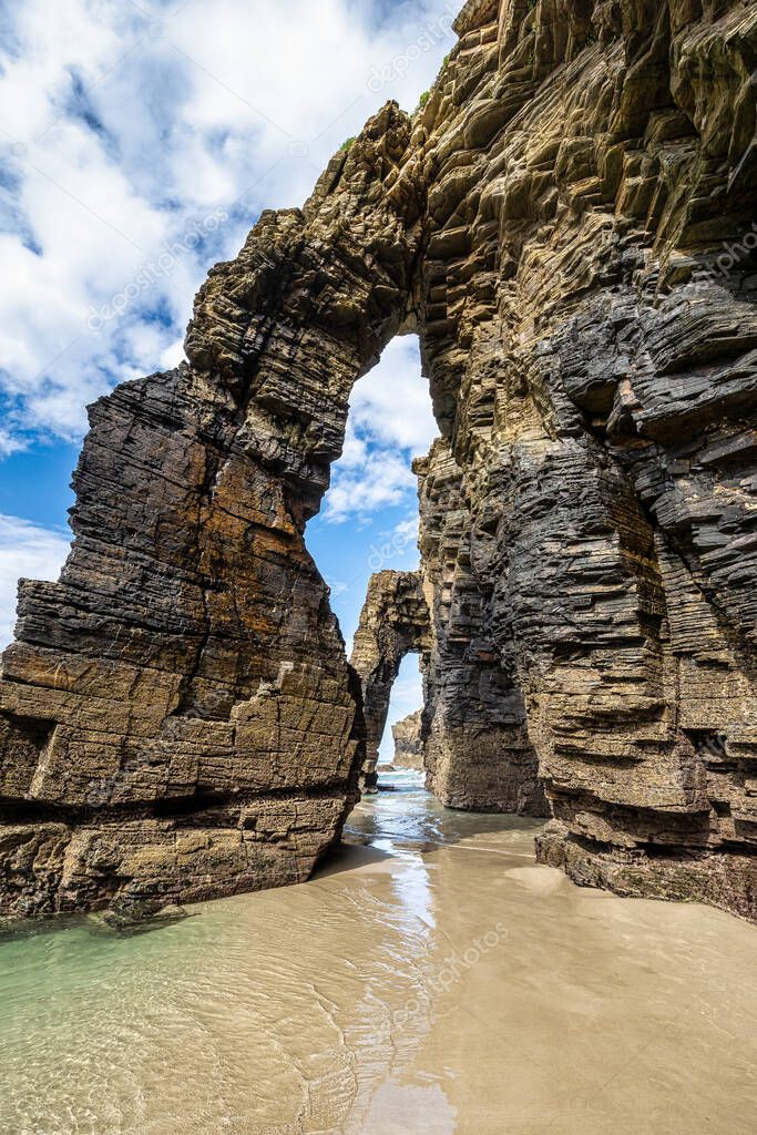 Arcos rocosos naturales Playa de las catedrales en Ribadeo, Galicia ...
