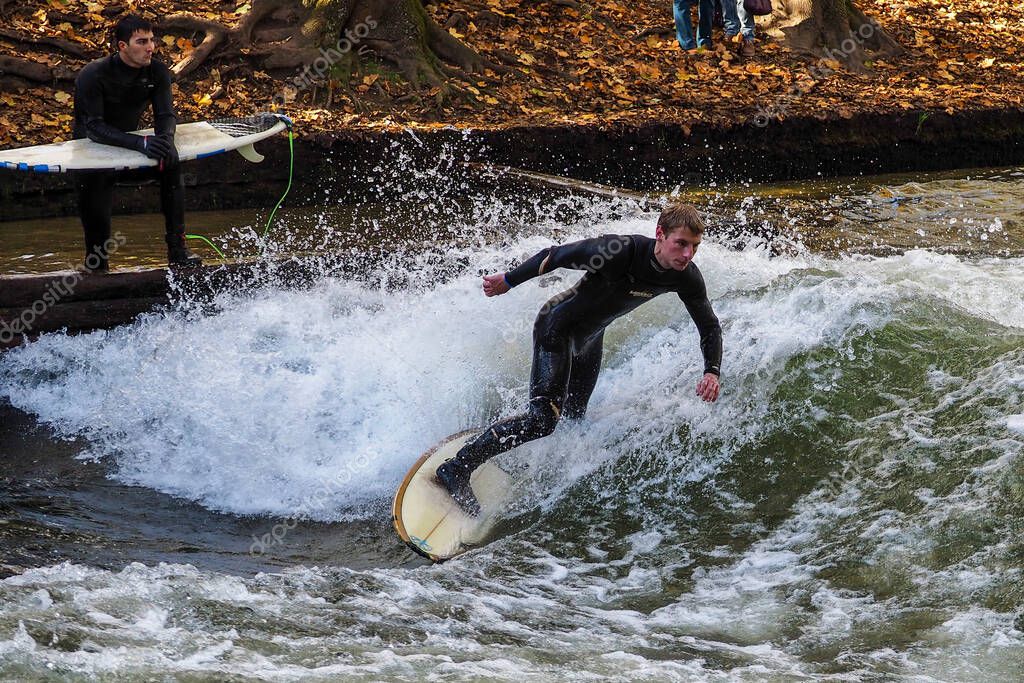 Múnich, Alemania - 13 de octubre de 2021: Surfista en el río de la ...