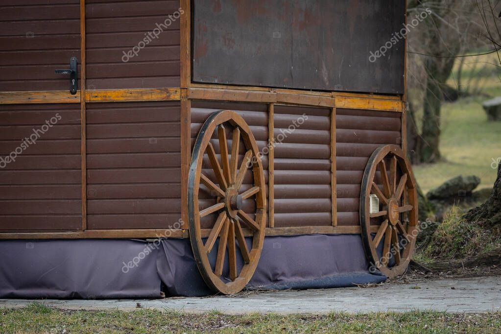 Carro de madera rústico con ruedas viejas en un entorno sereno al aire ...