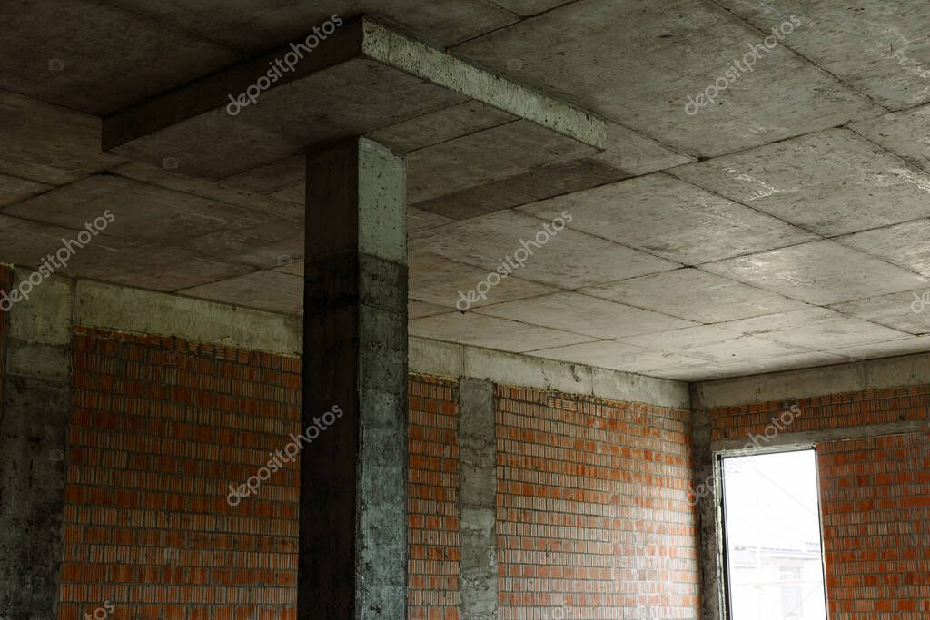Losas de piso en la construcción de la casa. La base de un edificio de ...