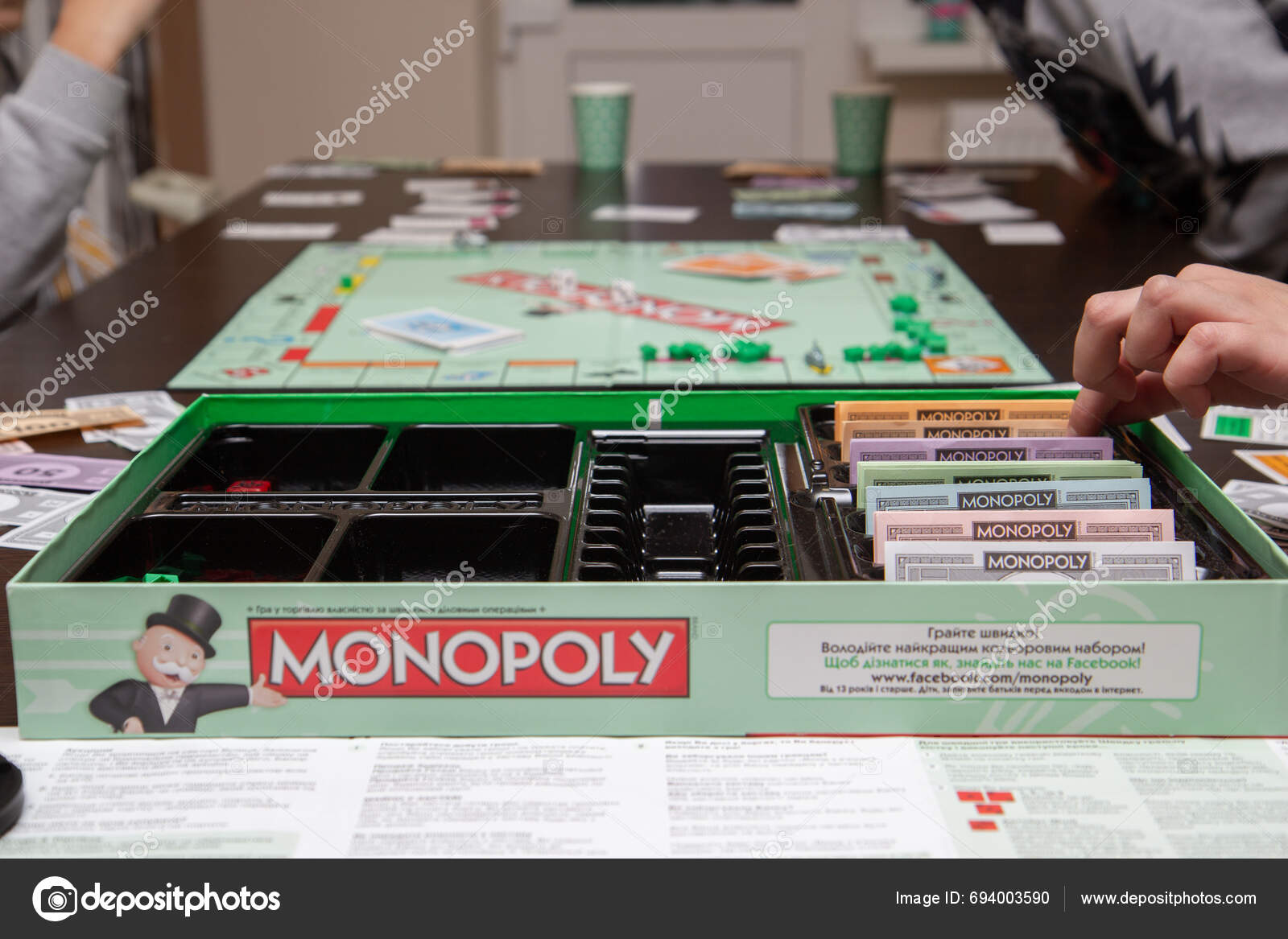 People Play Monopoly Monopoly Game — Stock Editorial Photo © nastya ...