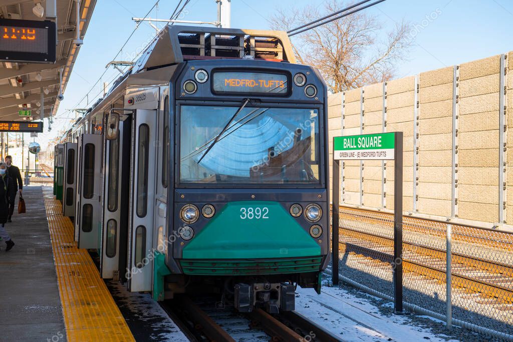 Tren MBTA Green Line Ansaldo Breda Type 8 en la estación Ball Square en ...