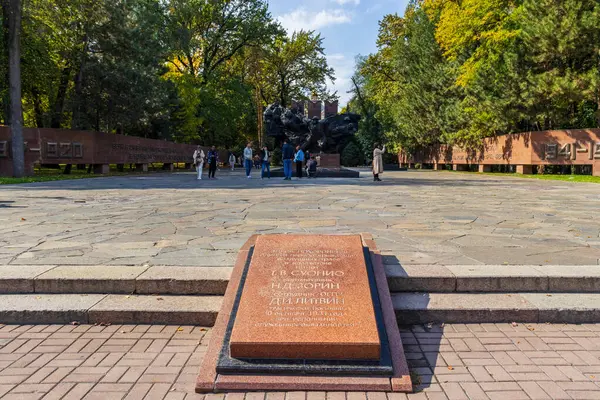 Monumento di lenin fotos de stock, imágenes de Monumento di lenin sin ...