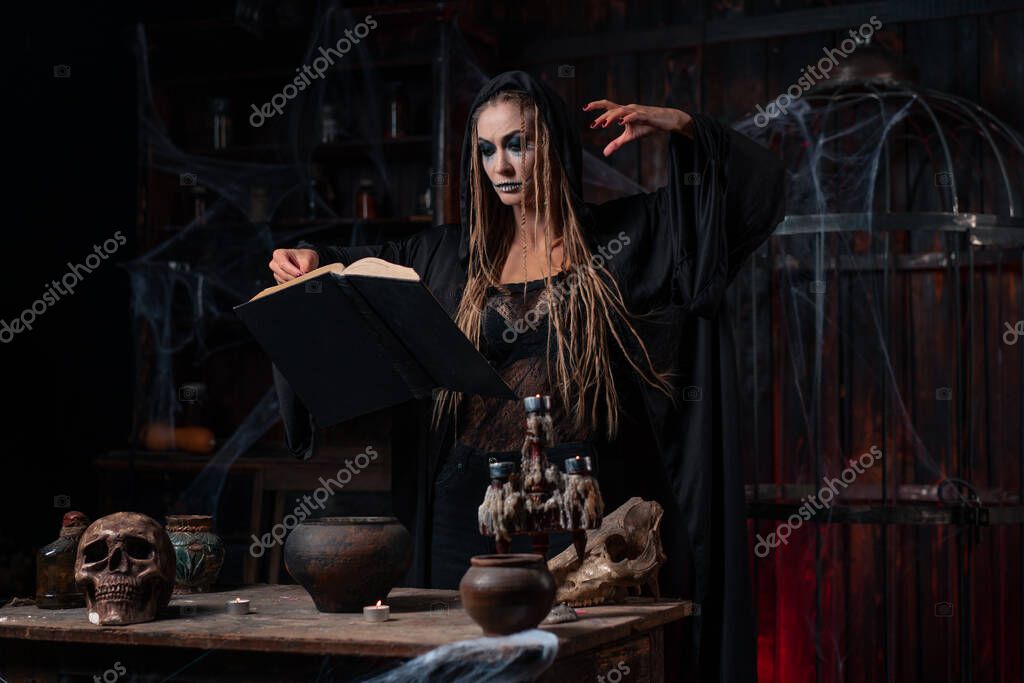 Bruja vestida oscura sala de la mazmorra utilizar libro de magia para ...
