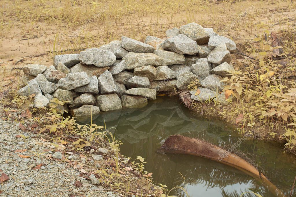 imagen infrarroja del agua de lluvia estancada inundada en el campo de ...
