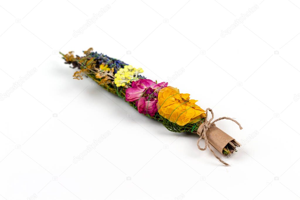 Mancha palo para desterrar la mala energ a. Hierbas secas atadas en manojos y colgadas de la ...