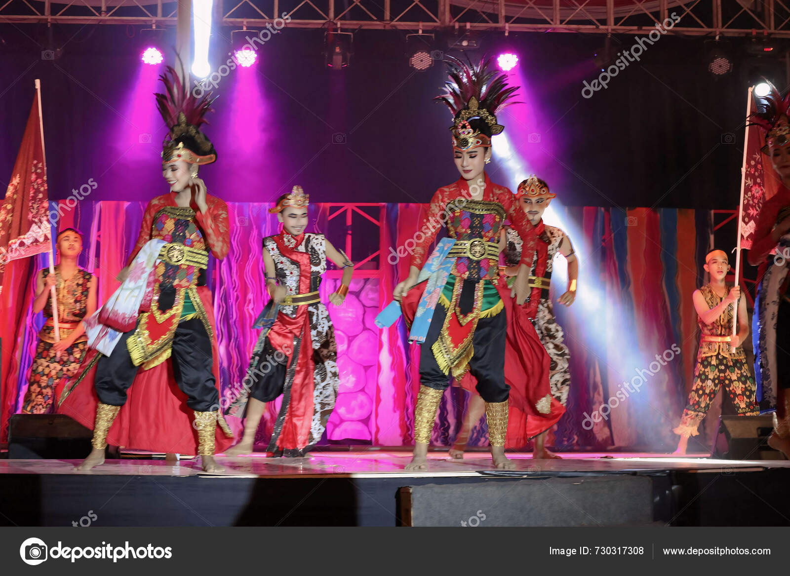 Dancers While Performing Dancing Unique Cool Ethnic Dances Pekalongan ...