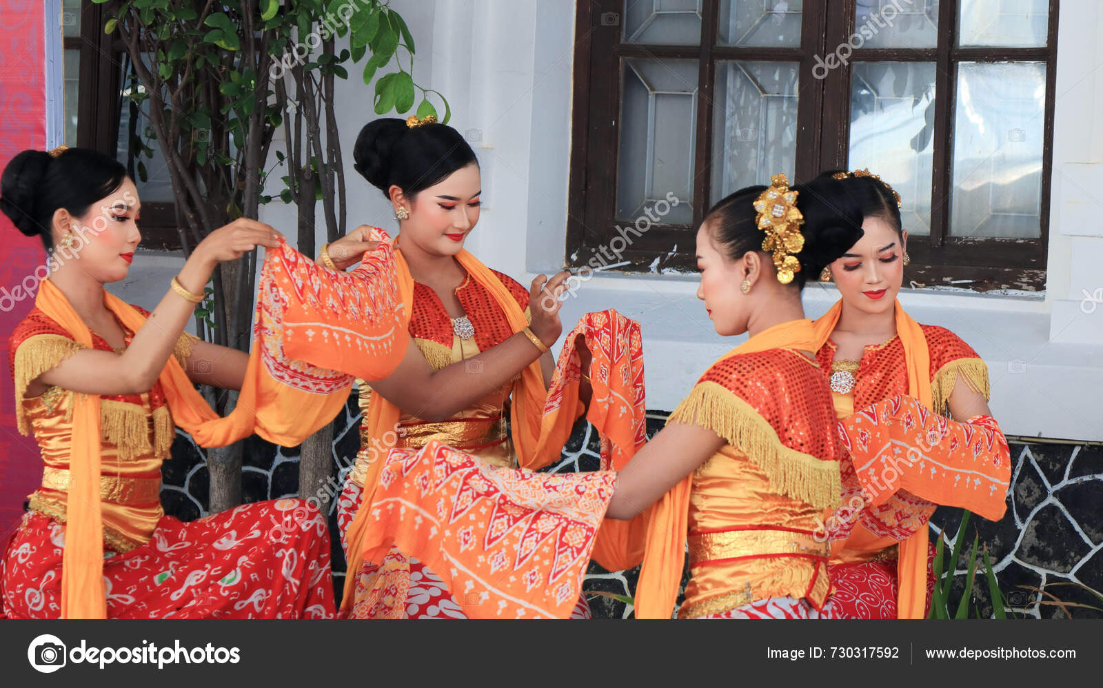Dancers While Performing Dancing Unique Cool Ethnic Dances Pekalongan ...