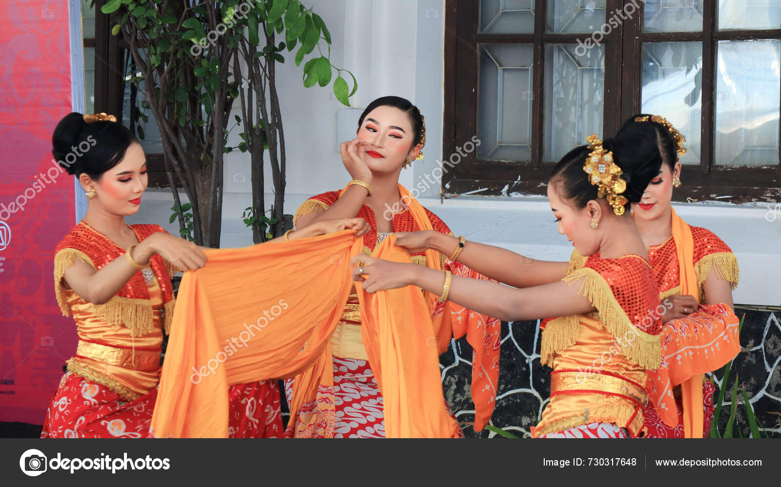 Dancers While Performing Dancing Unique Cool Ethnic Dances Pekalongan ...