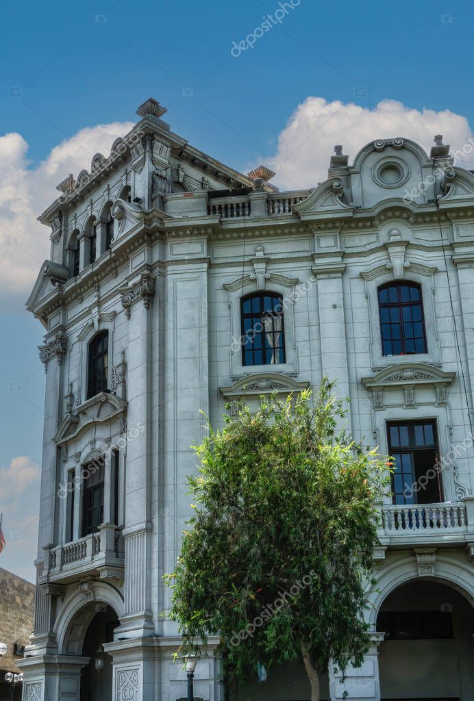 plano de edificios históricos de estilo colonial que rodean la Plaza San Martín en Lima, Perú 2023