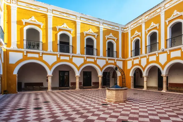 Imágenes de Patio colonial libres de derechos | Depositphotos