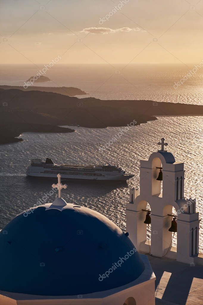 La famosa iglesia de Agios Theodoros conocida como Tres Campanas de ...