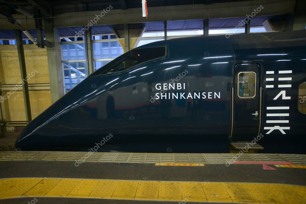 Gunma, Japón - 9 de noviembre de 2019. El tren Genbi Shinkansen en la ...