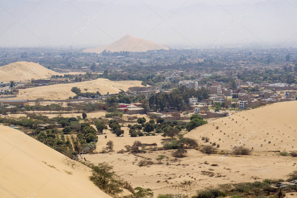 La ciudad de Ica en Perú está rodeada de vastas dunas de arena que ...