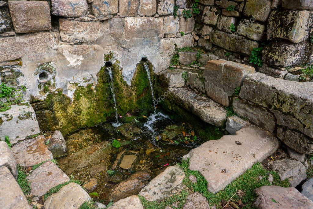 Fuente Inca Histórica en Isla del Sol Lago Titicaca Bolivia legendaria ...