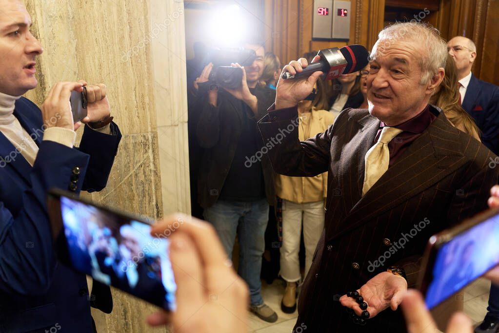 Bucarest, Rumania. 20 dic 2024: George Becali (R), diputado de la Alianza para la Unión de ...