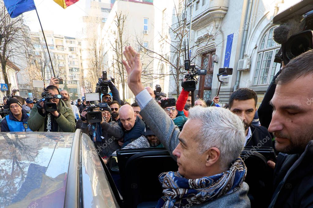 Bucarest, Rumania. 5 de marzo de 2025: Calin Georgescu abandona el ...