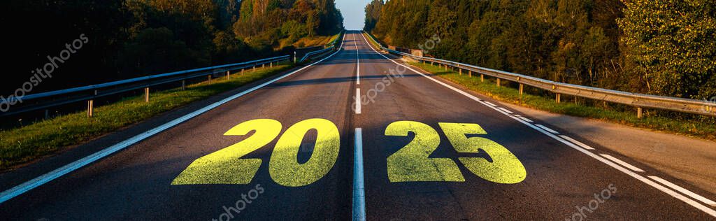 Banner. Texto 2025 escrito en la carretera en medio de la carretera de ...