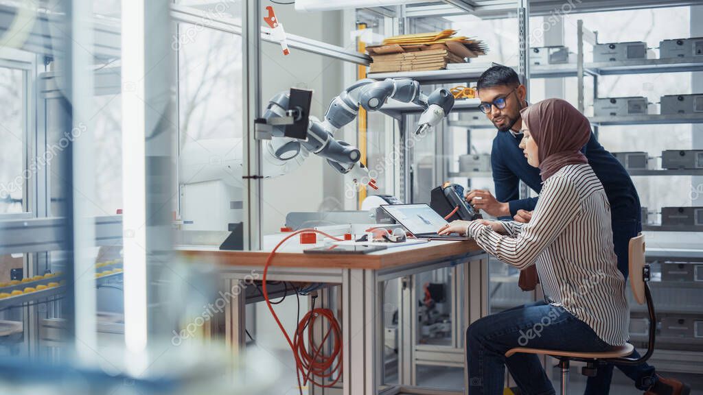 Ingeniero masculino negro levanta brazo robótico con controlador ...