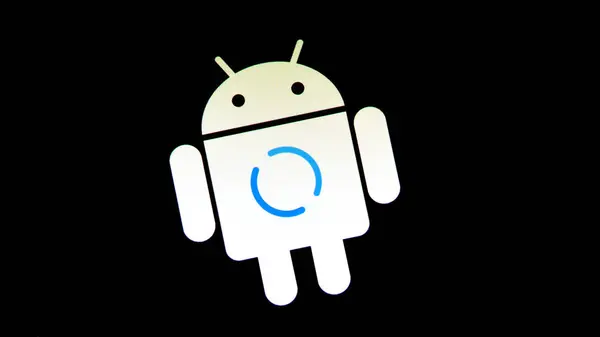 El logotipo del sistema operativo Android se muestra con un proceso de carga en un fondo oscuro ...