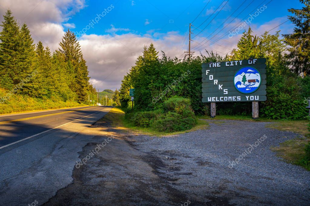 Forks, Washington, EE.UU. - 11 de junio de 2023: Señal de bienvenida a ...