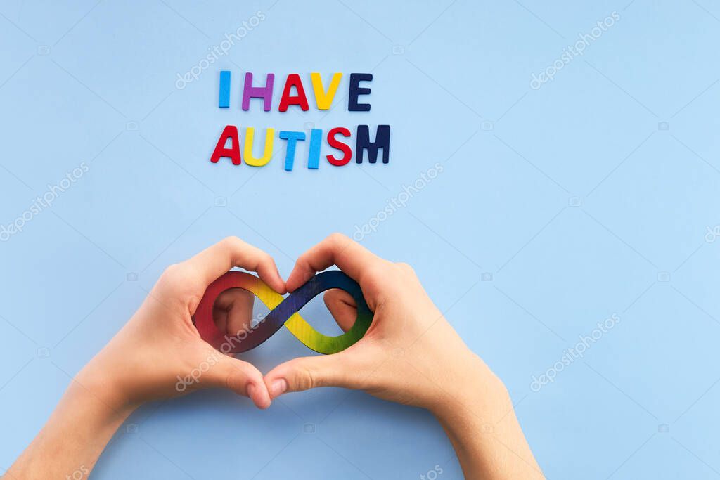 Autista niño manos y arco iris ocho infinito símbolo. Autismo símbolo ...