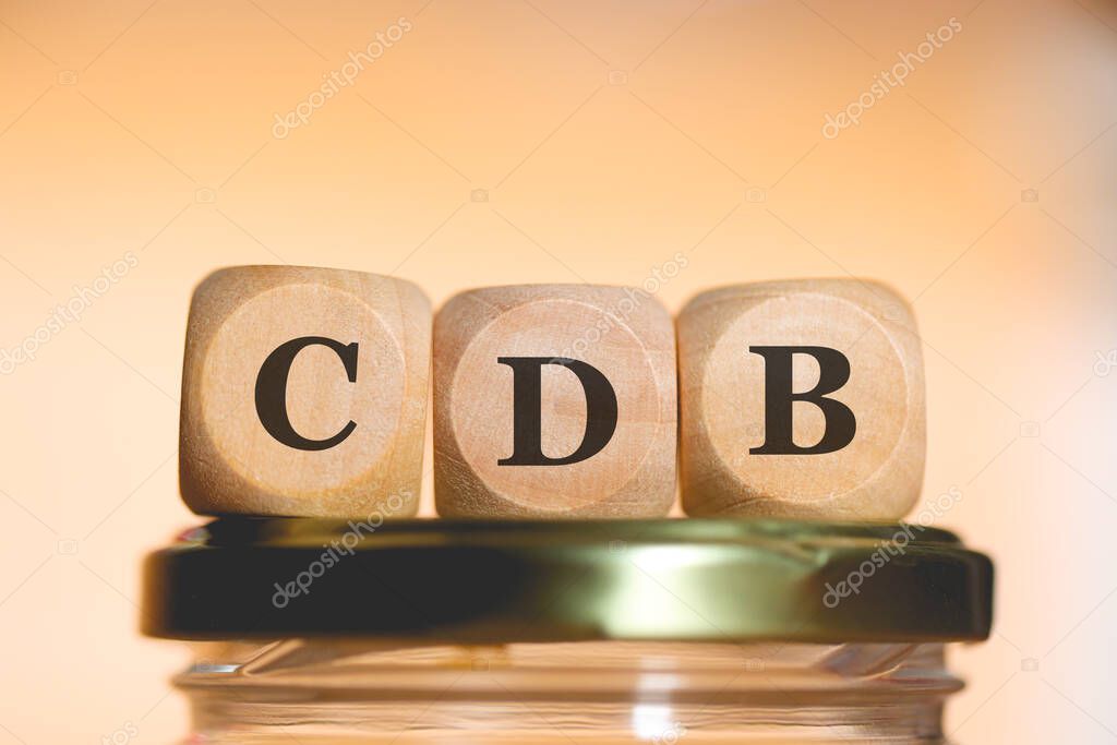 La abreviatura CDB escrita en dados de madera que yacen encima de un ...