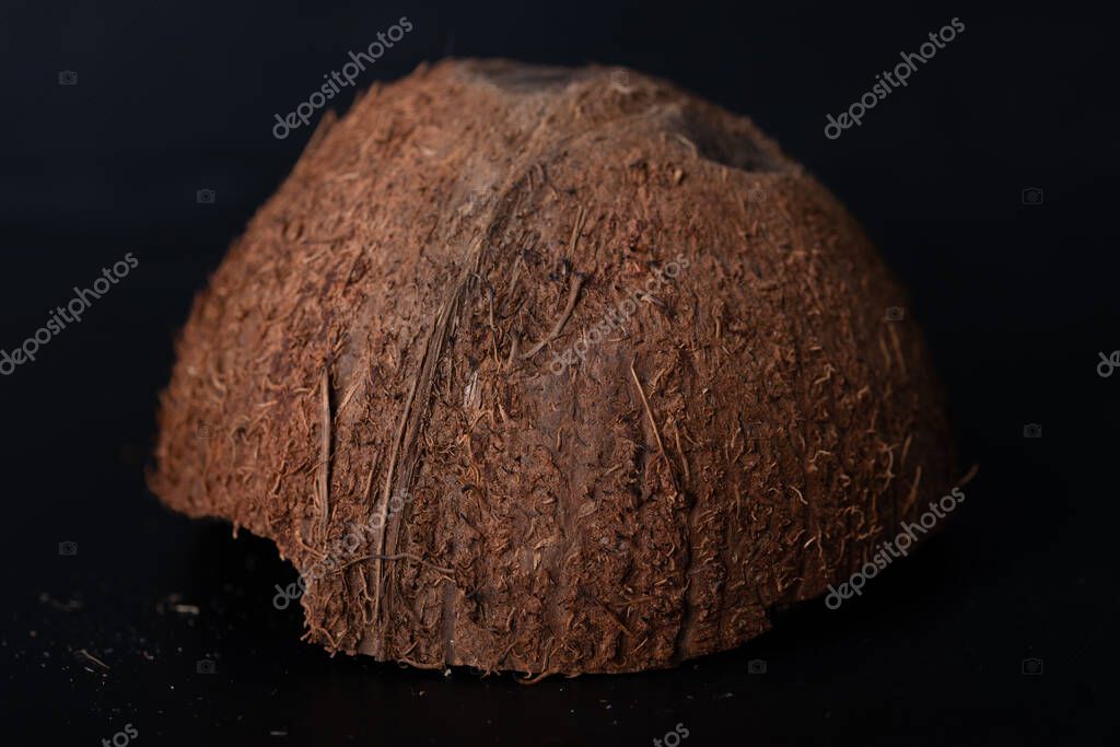 Primer plano de la cáscara de coco con sus fibras y su textura 2023