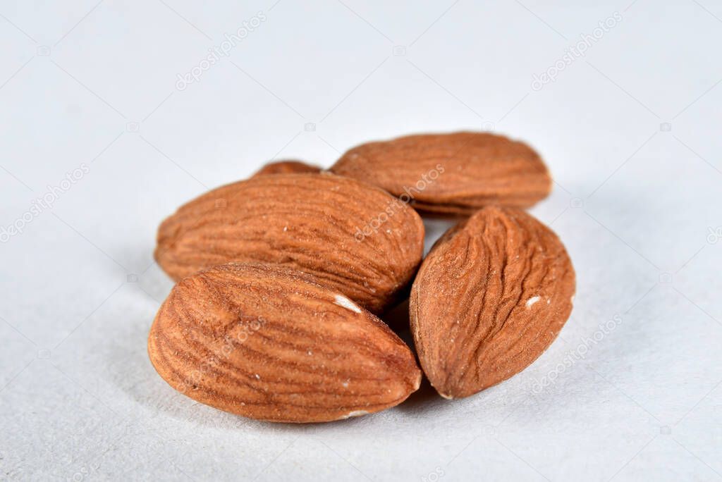 La almendra es la semilla del fruto del almendro Prunus dulcis, una ...