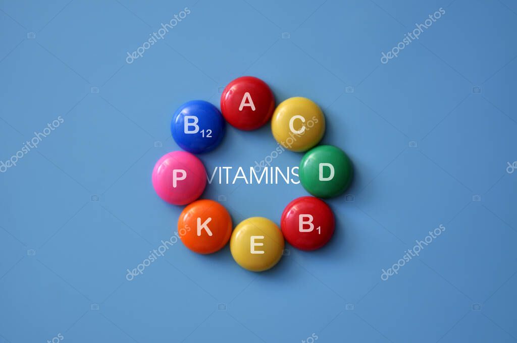 Iconos de vitaminas en tazas brillantes. Un símbolo de la necesidad del ...