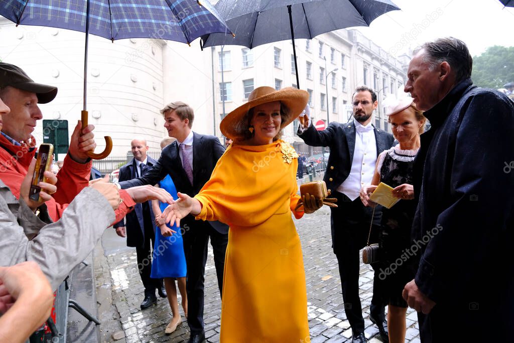 La reina Mathilde saluda a la gente despu s de la misa de Te Deum en la Catedral de San Miguel y ...