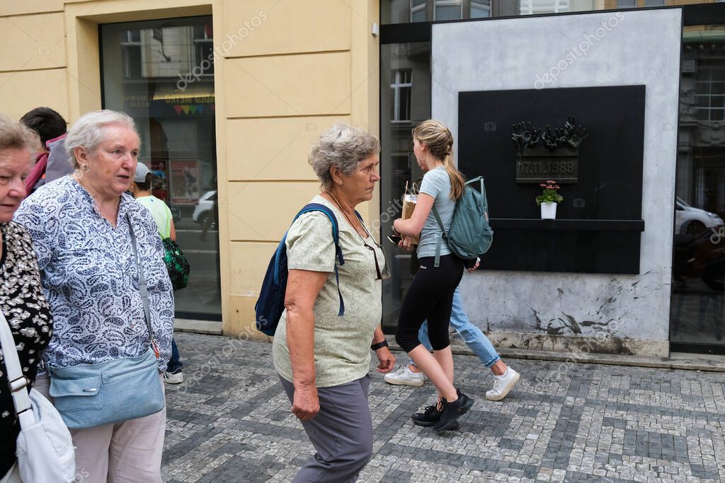 La gente pasa frente al Monumento a la Revolución de Terciopelo en ...