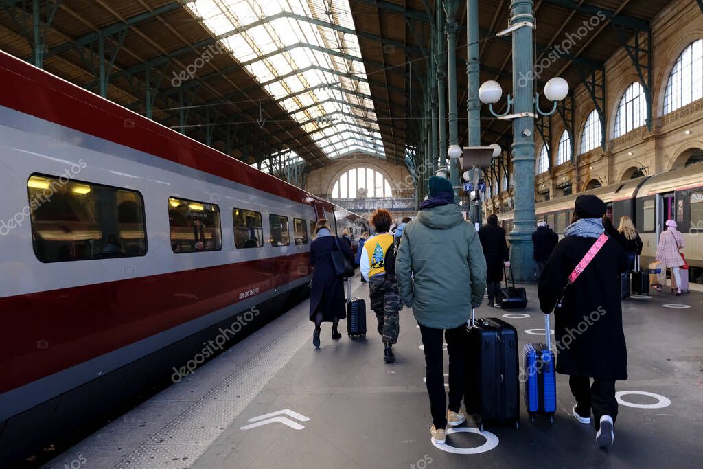 Pasajeros caminan en plataforma en Gare de Lyon, Paris, France en ...