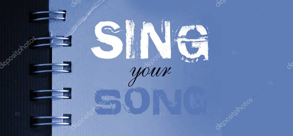 Cantar sus palabras de la canción en la página azul cielo de copybok en ...