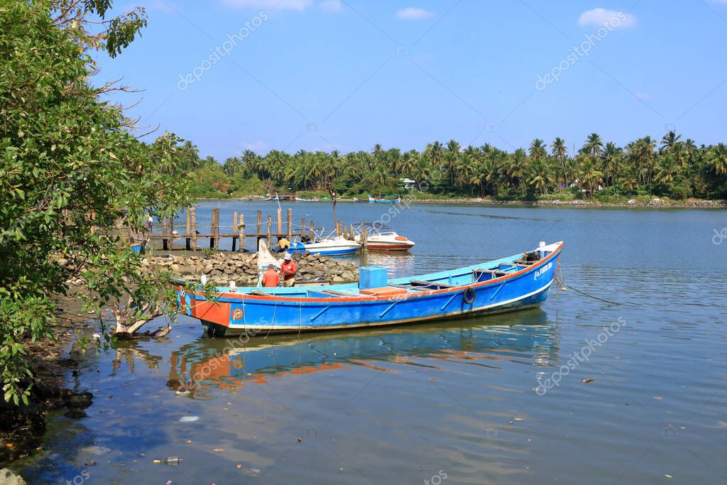 el lago y remansos detrás de la playa de Dharmadam en Kannur, Kerala en ...