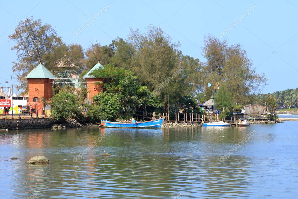 el lago y remansos detrás de la playa de Dharmadam en Kannur, Kerala en ...