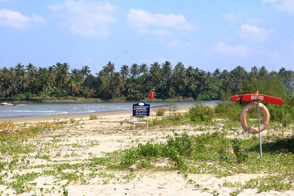 el lago y remansos detrás de la playa de Dharmadam en Kannur, Kerala en ...