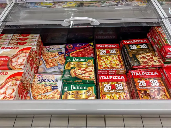 Italia - 26 de enero de 2024: Pizza precocinada congelada en paquetes ...
